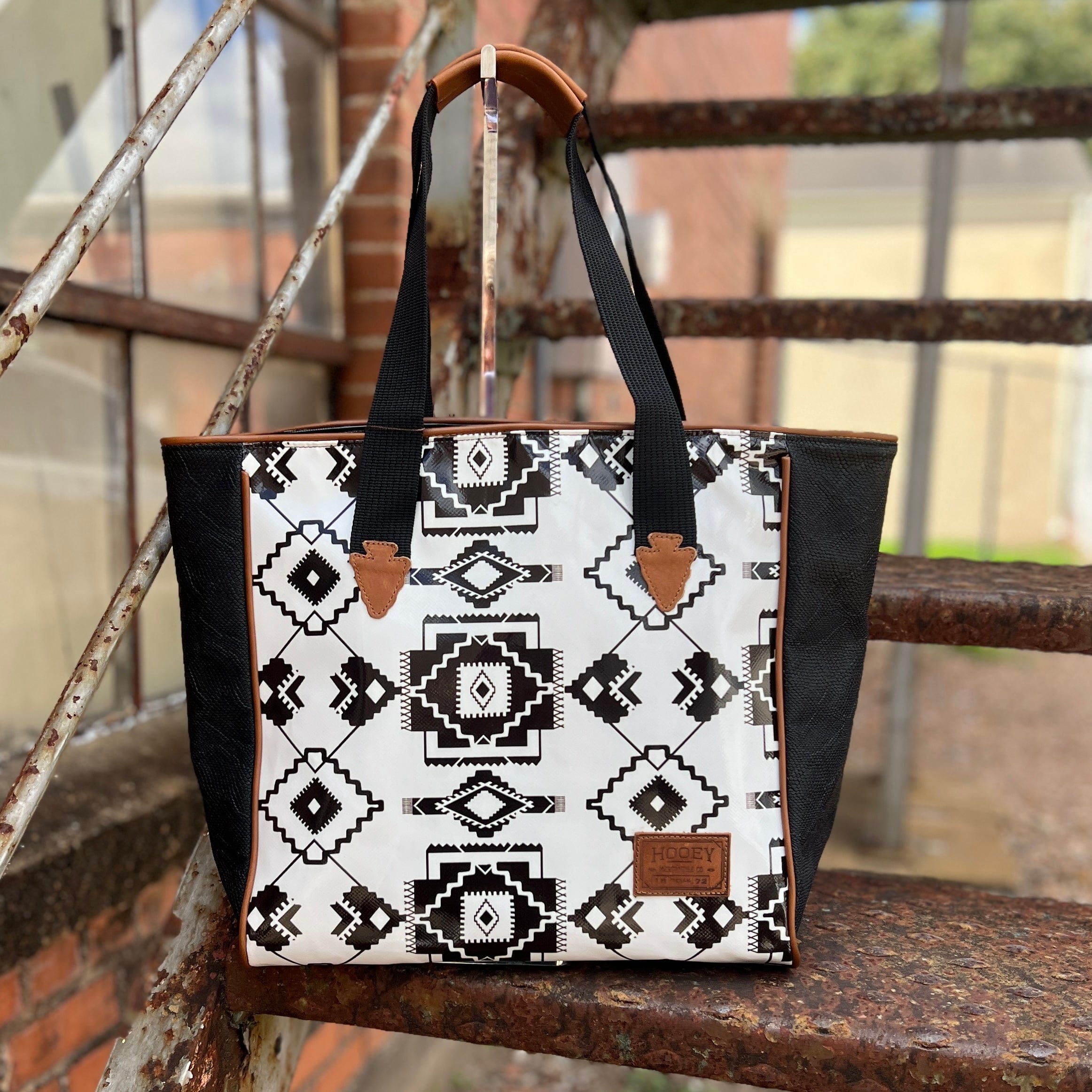HOOEY "WHITERIVER" WHITE/BLACK AZTEC PATTERN CLASSIC TOTE PURSE ...